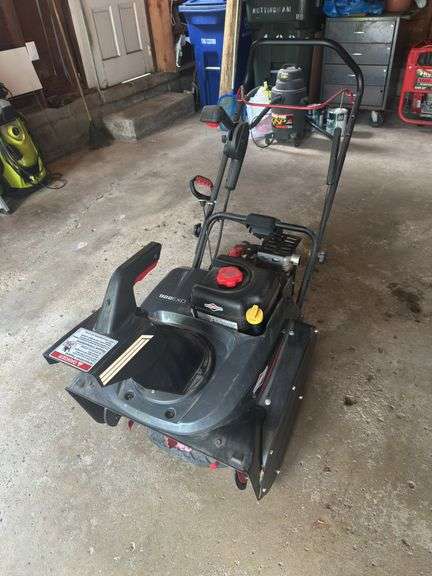 Briggs and Stratton snow blower - Auction Ohio