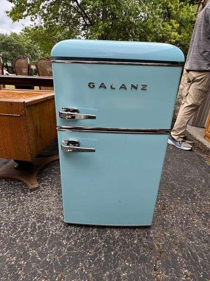 Galanz Retro-Style Mini Fridge - Auction Ohio