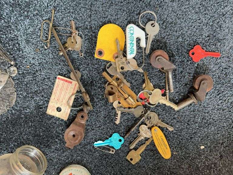 Vintage door knob handles + keys - Auction Ohio