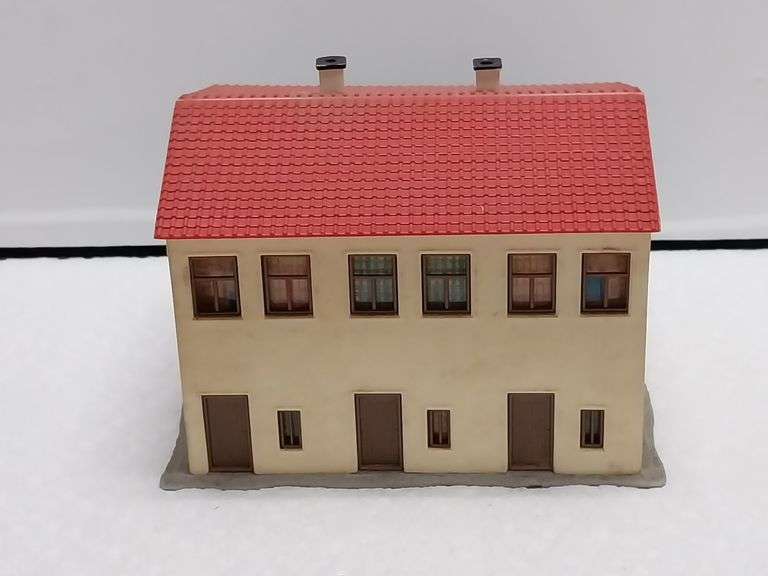 HO Scale Two-Story Apartment Building with Balcony & Fenced Yard – Made ...