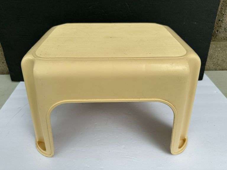 Rubbermaid Roughneck Lightweight Step-Stool 300 lb Capacity - Auction Ohio