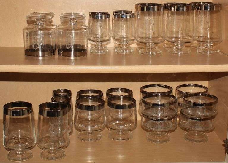 CLEAR GLASSES WITH ENGRAVED “B” AND METALLIC RIM. - Auction Ohio