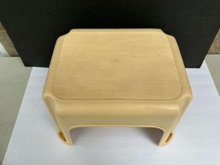 Rubbermaid Roughneck Lightweight Step-Stool 300 lb Capacity - Auction Ohio