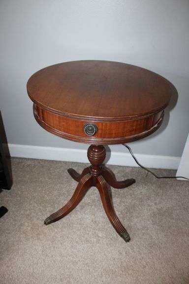 Round Pedestal Side Table - Auction Ohio