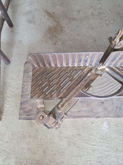 Angle saw table - Auction Ohio