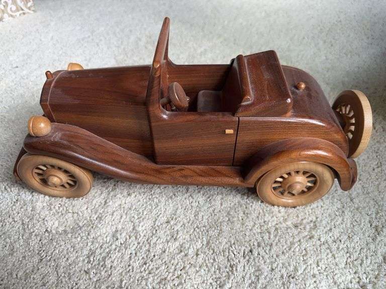 Unbelievable handcrafted walnut large roadster car - Auction Ohio