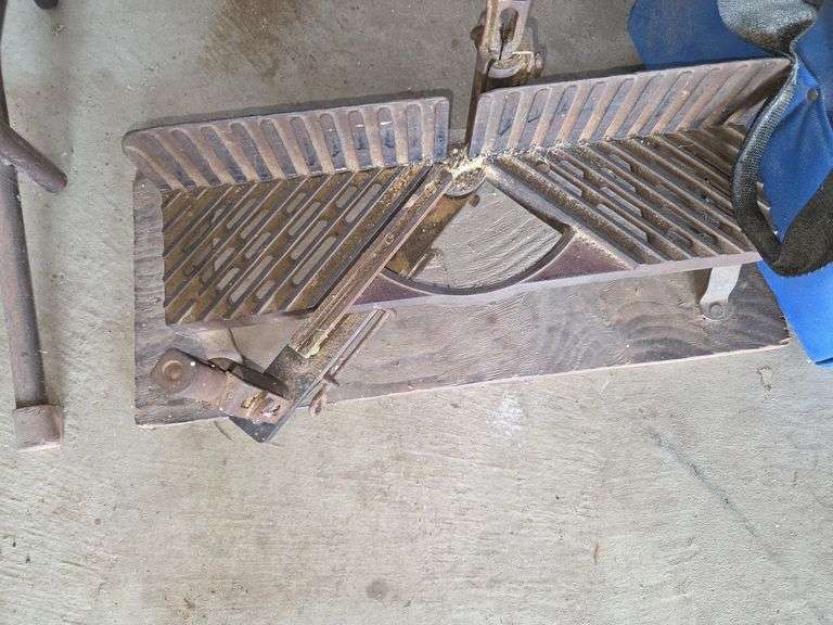 Angle saw table - Auction Ohio