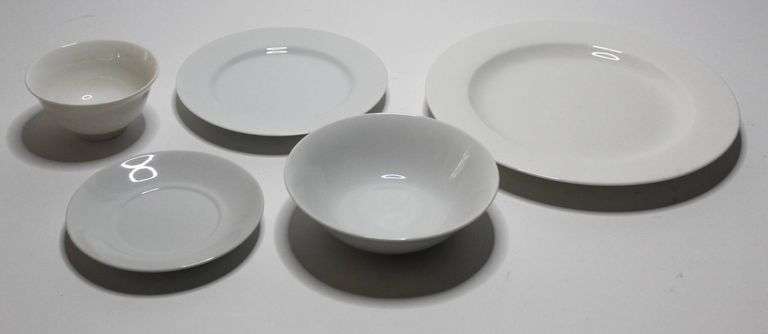 WHITE PORCELAIN TABLEWARE SET. - Auction Ohio