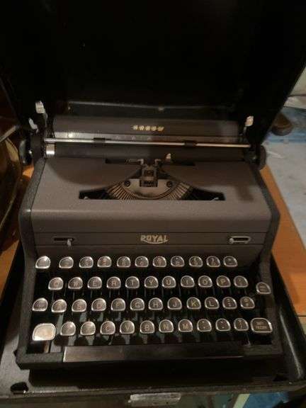 Royal Manual Typewriter - Auction Ohio