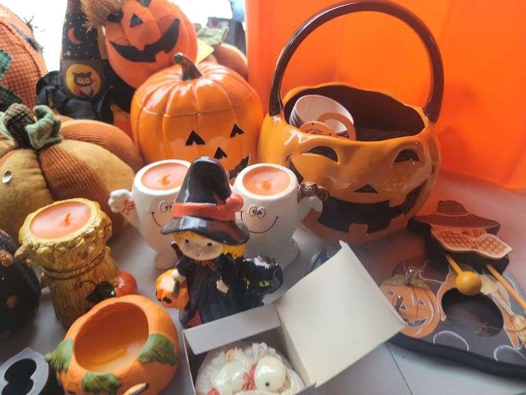 Tote Of Assorted Halloween - Auction Ohio