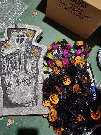 Rip Foam Tombstone & Garland - Auction Ohio