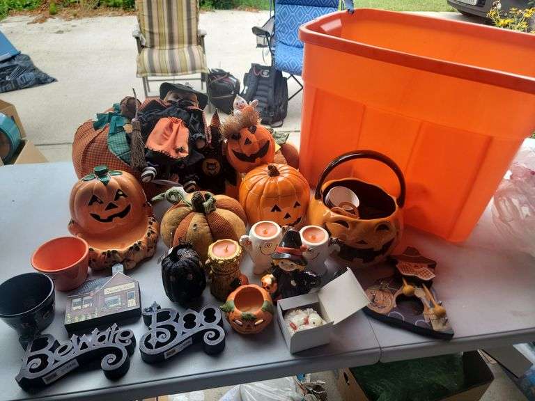 Tote Of Assorted Halloween - Auction Ohio