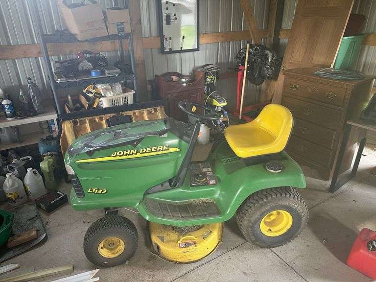 John Deere LT133 Lawn Tractor with 13 HP Engine - Auction Ohio