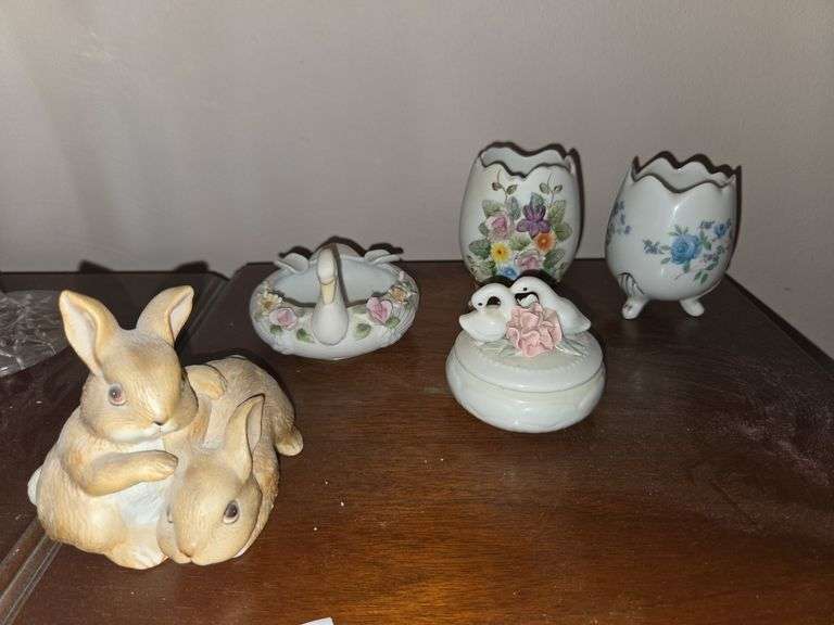 Rabbit, swan figures - Auction Ohio