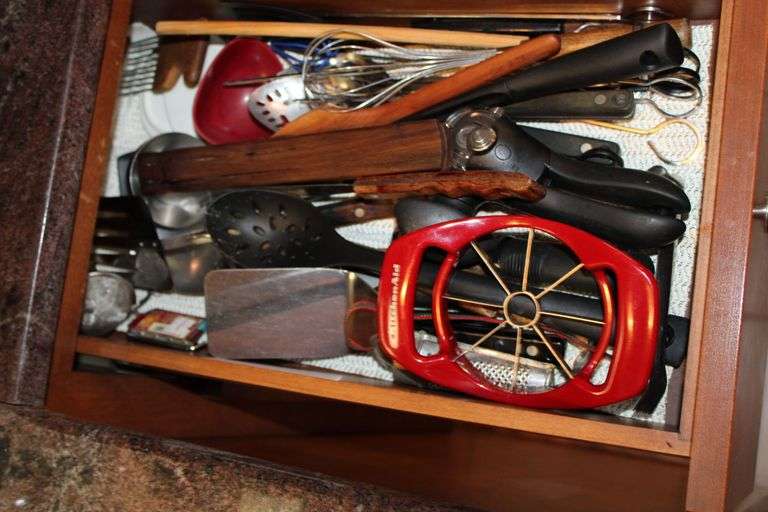 Kitchen Drawer Contents - Auction Ohio