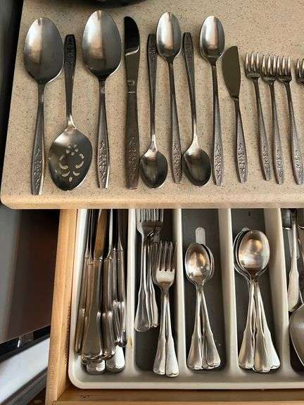 Oneida - Flatware Set - Auction Ohio