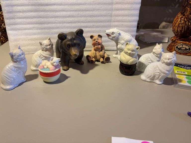 Large lot of cats and bear figures - Auction Ohio