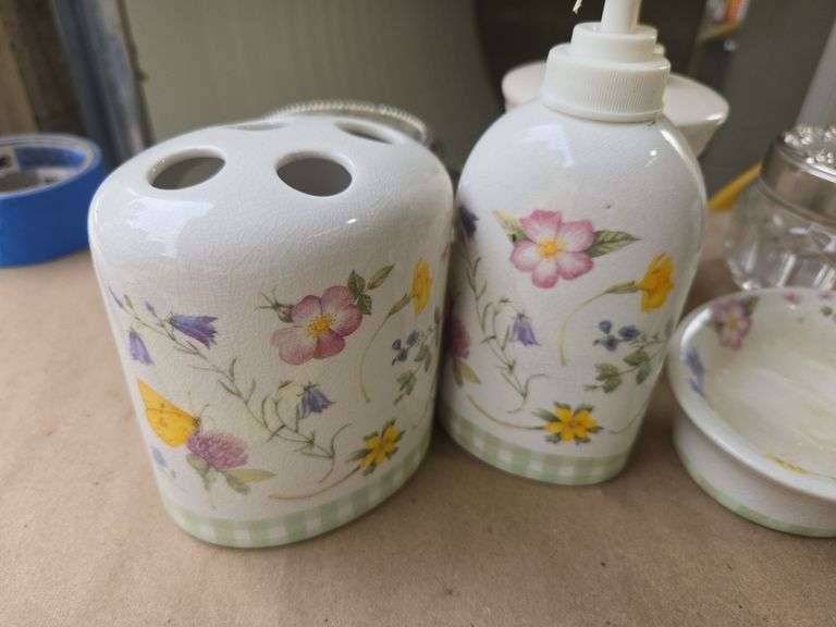 Assorted bathroom decor - Auction Ohio