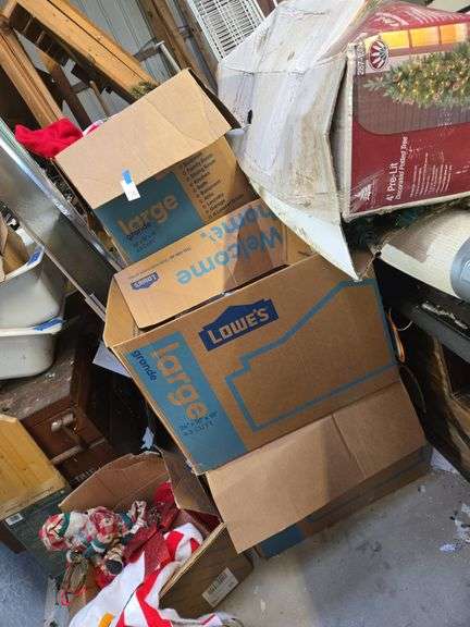 Assorted Christmas décor. - Auction Ohio