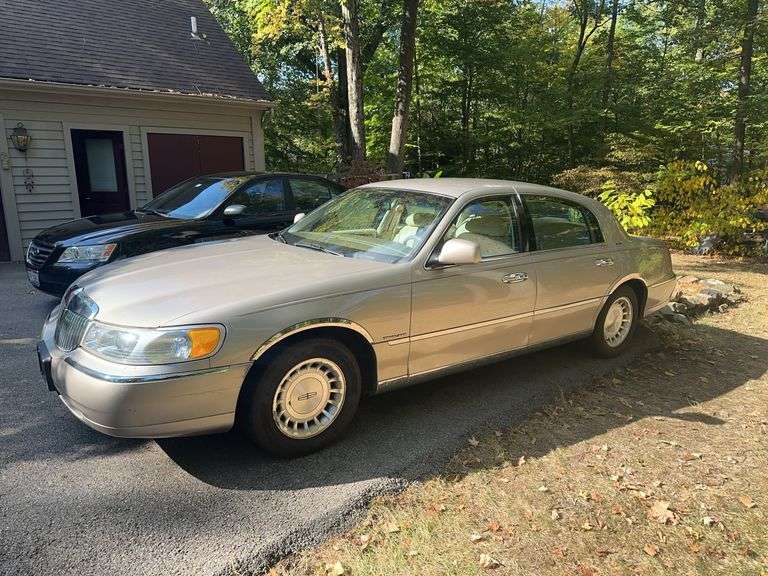 '99 Lincoln Town Car - Auction Ohio