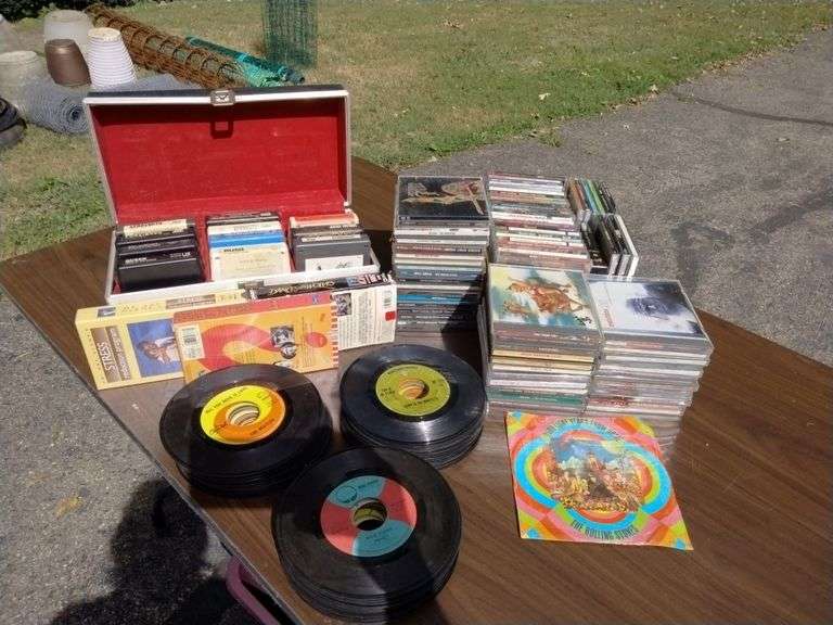CD's, 45s records, 8 track tapes - Auction Ohio
