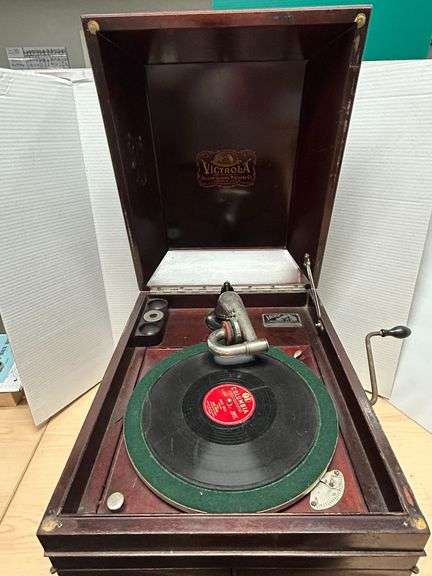 Victor Victrola Crank Phonograph With Columbia Records - Auction Ohio