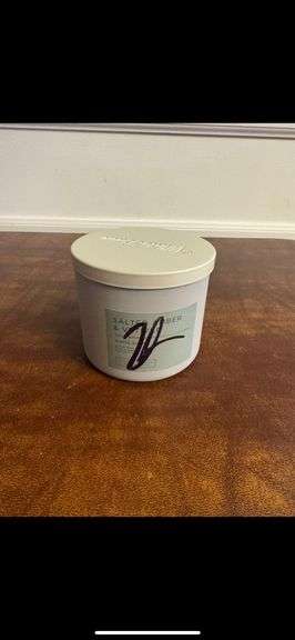 White Barn: Salted Amber & Vetiver 3 Wick Candle - Auction Ohio