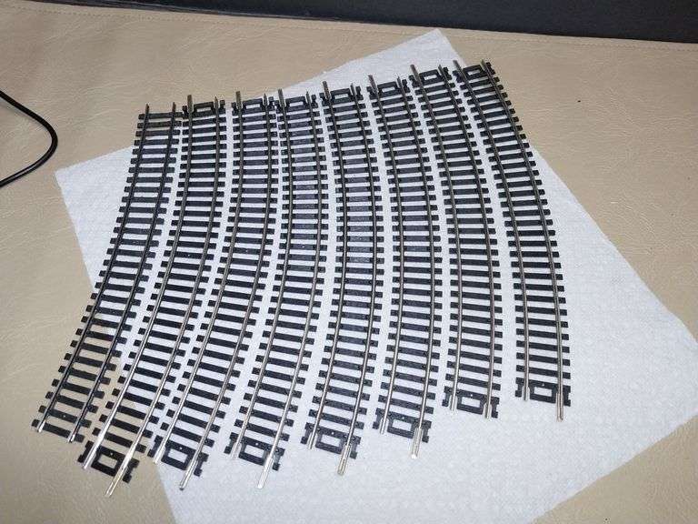 HO Scale Curved Tracks (Set of 8) - Auction Ohio