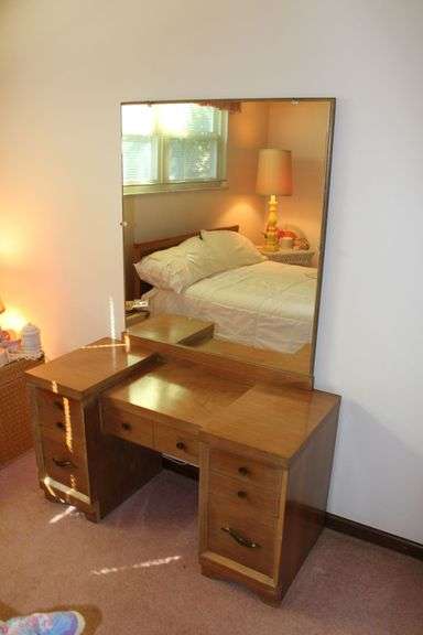 MCM Vanity & Mirror - Auction Ohio