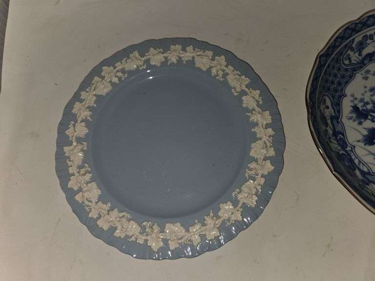 Wedgwood plate, Blue Japanese bowls - Auction Ohio