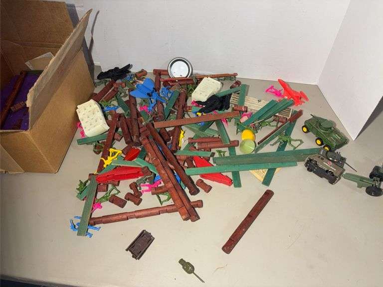 Box with Lincoln logs and Plastic Figures - Auction Ohio