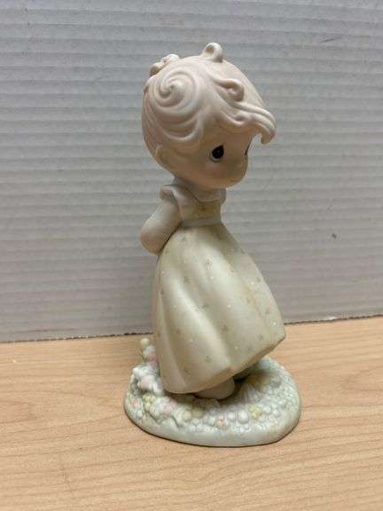 Precious Moments Autumn’s Praise Figurine by Sam Butcher - Auction Ohio
