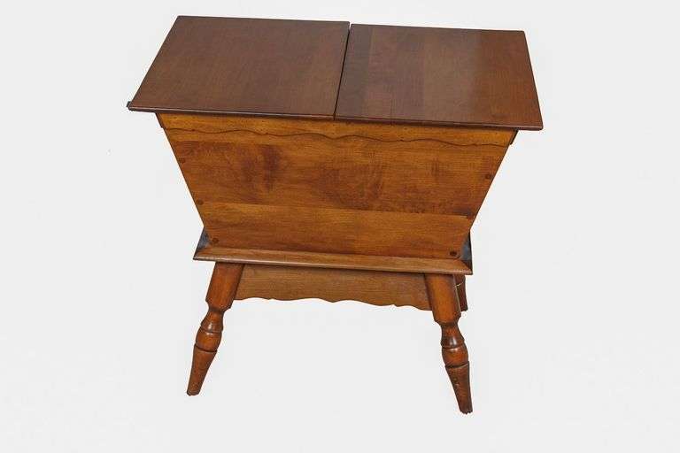 Sprague & Carlton Solid Rock Maple Doughbox End Table - Auction Ohio