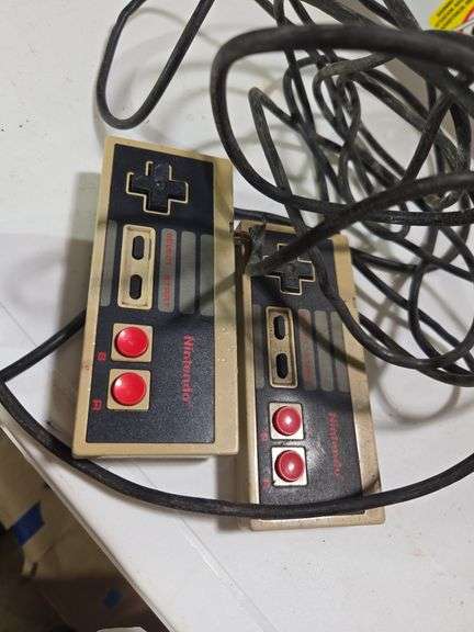 Vintage nintendo nes controllers - Auction Ohio