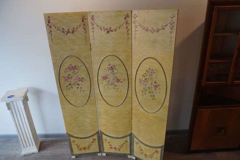Room Divider - Auction Ohio