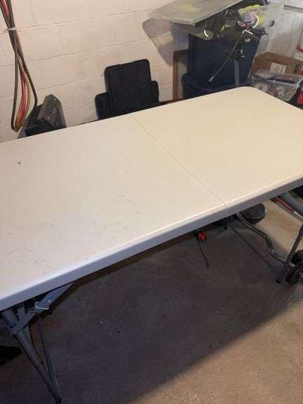 Small folding table - Auction Ohio