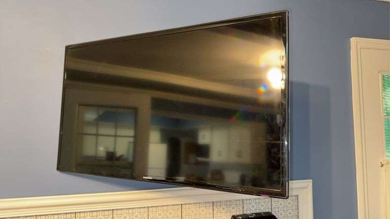 Samsung TV With Mount - Auction Ohio
