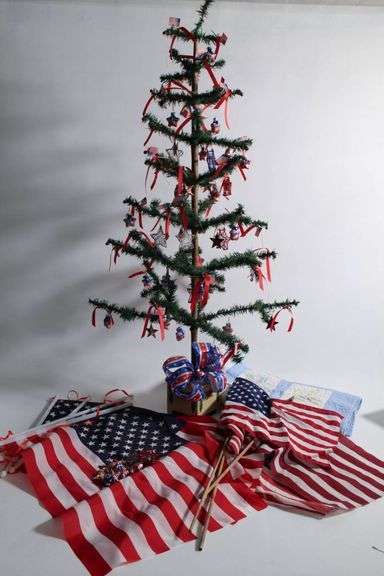 AMERICA THEMED TREE WITH FLAGS AND CHILD’S PINWHEEL QUILT. - Auction Ohio