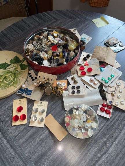 Vintage and antique buttons – large tin - Auction Ohio