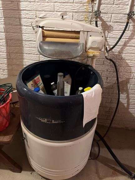 Vintage Maytag Wringer Washing Machine - Auction Ohio