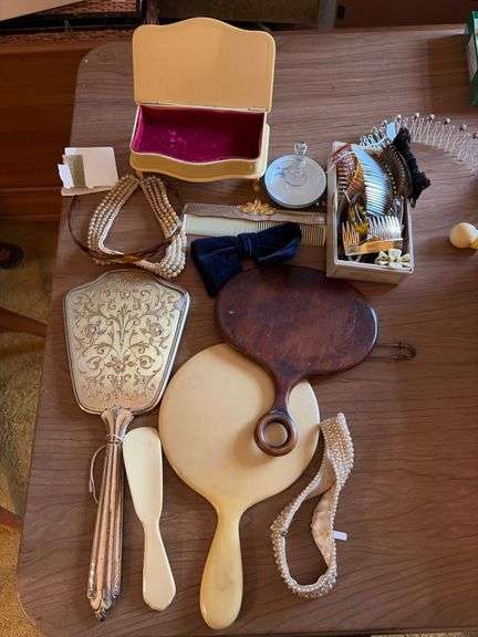 Vanity Accessories and Grooming Items - Auction Ohio