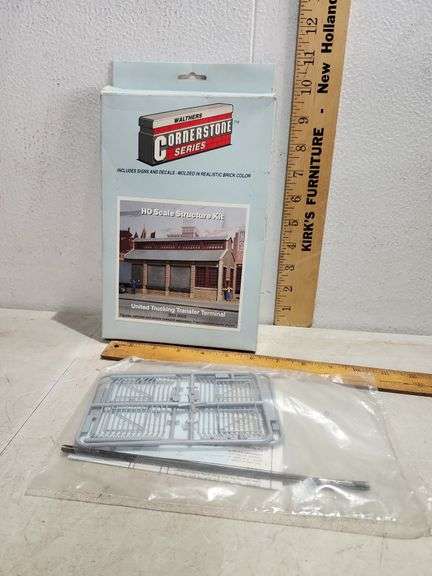 Walthers Cornerstone Series HO Scale Structure Kit & Chain Link Fence ...