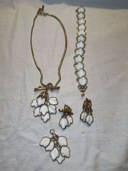 Vintage Trifari set - Auction Ohio