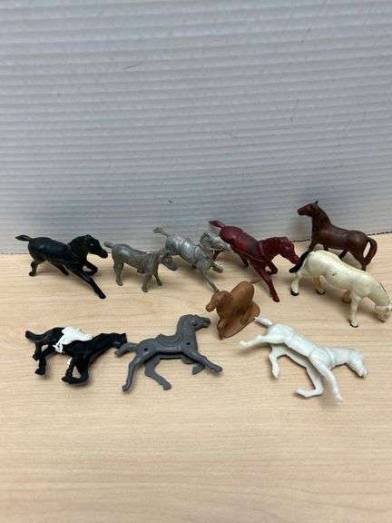10 Plastic Horse Figures - Auction Ohio