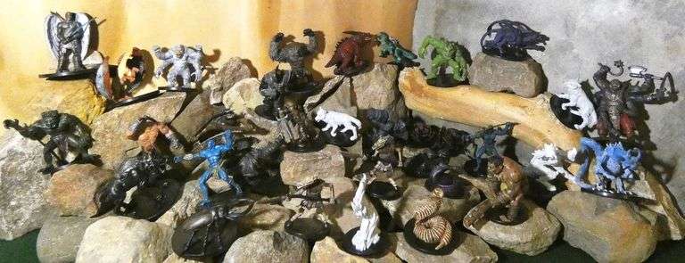 Dungeons and Dragons Wizards Figurines - Auction Ohio