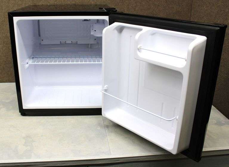 Magic Chef Compact Black Mini Fridge with Cyclopentane Insulation ...