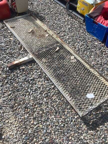 Hitch Mounted Hauling Grate - Apexx Auctions