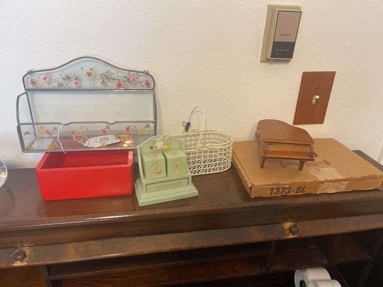 Decorative Letter Keeper and Day Tracker - Apexx Auctions