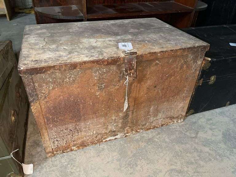 Vintage Metal Trunk with Insert - Apexx Auctions