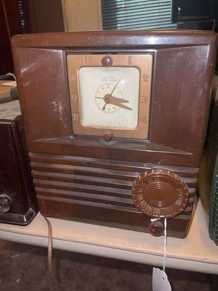 Vintage Mitchell Clock Radio - Apexx Auctions